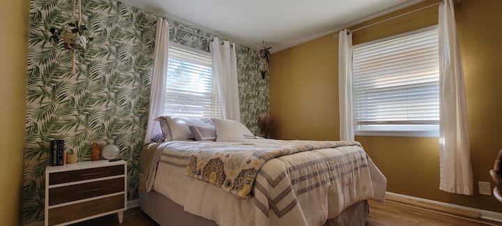 Central - Pet Friendly - Fenced Yard - 3bd/1ba - Colorado Springs, CO
