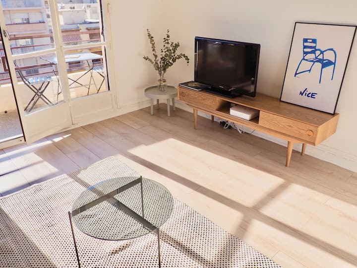 Centrally Located Cosy Flat With Sunny Balcony - Nice