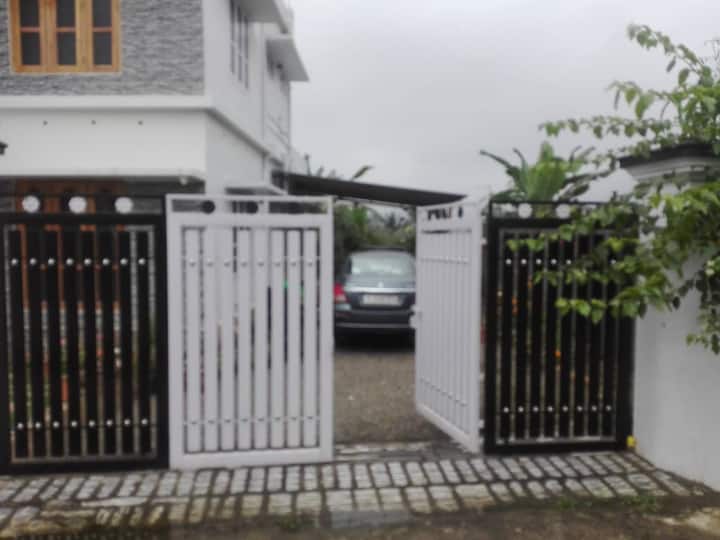 Gangothri Homestay
Ph:9497733837 - Marayoor