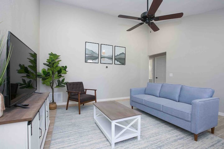 Updated Duplex Near Downtowns With Fenced Yard - 로저스