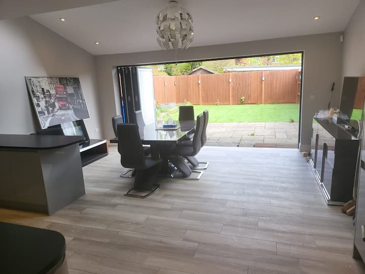 Entire House: 3 Bedrm Hse With Garden And Parking - Ruislip