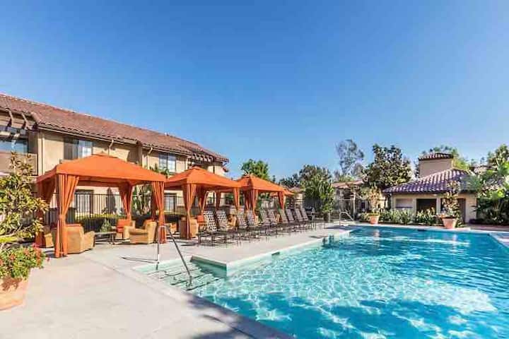 Spectrum Center/2 Bedroom/2 Bathroom/pool/kitchen - Irvine