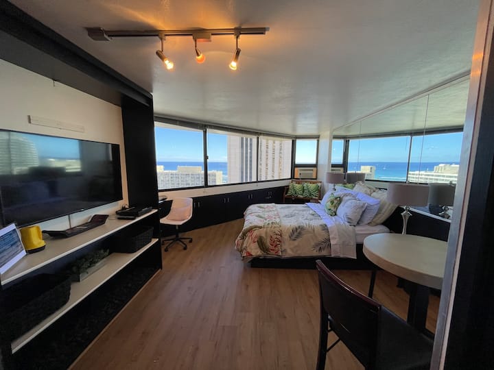 Modern Ocean View Studio With Parking - Honolulu, HI