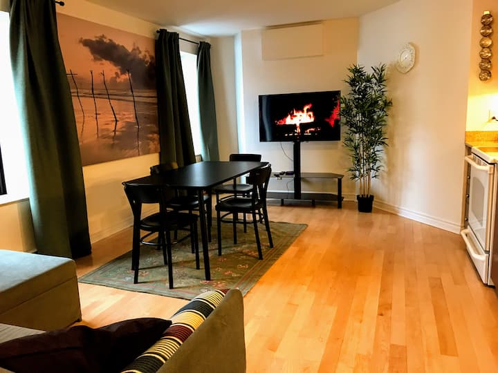 Cozy, Spacious Downtown Apartment - Montréal, QC