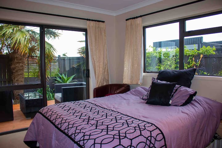 Central Two Bedroom Modern Unit! - Mount Maunganui