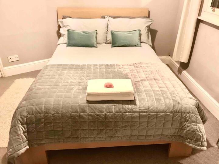 Double Bedroom In Victorian Ground Floor Apartment - Crediton