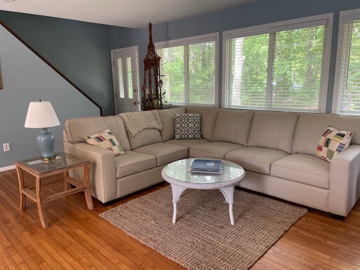 Quiet Country Cape On 3/4 Of A Acre With Pool - The Hamptons, NY