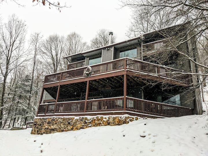 Hiking, Wifi, 4 Decks, King Suite, Ev Charger - Berkeley Springs, WV