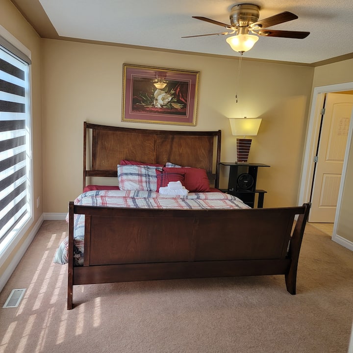 Clean And Stunning 3 Bedroom Guest House - Calgary