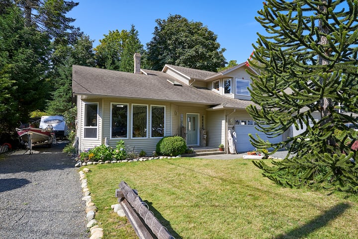 Nile Creekbeach House, Steps From The Ocean! - Hornby Island