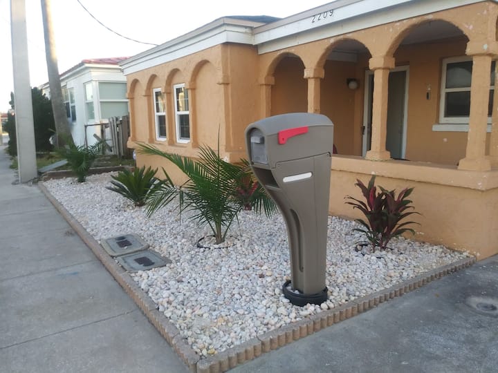 Cozy 2bd 1bth Bungalow. 500ft Walk To The Beach. - Daytona Beach, FL