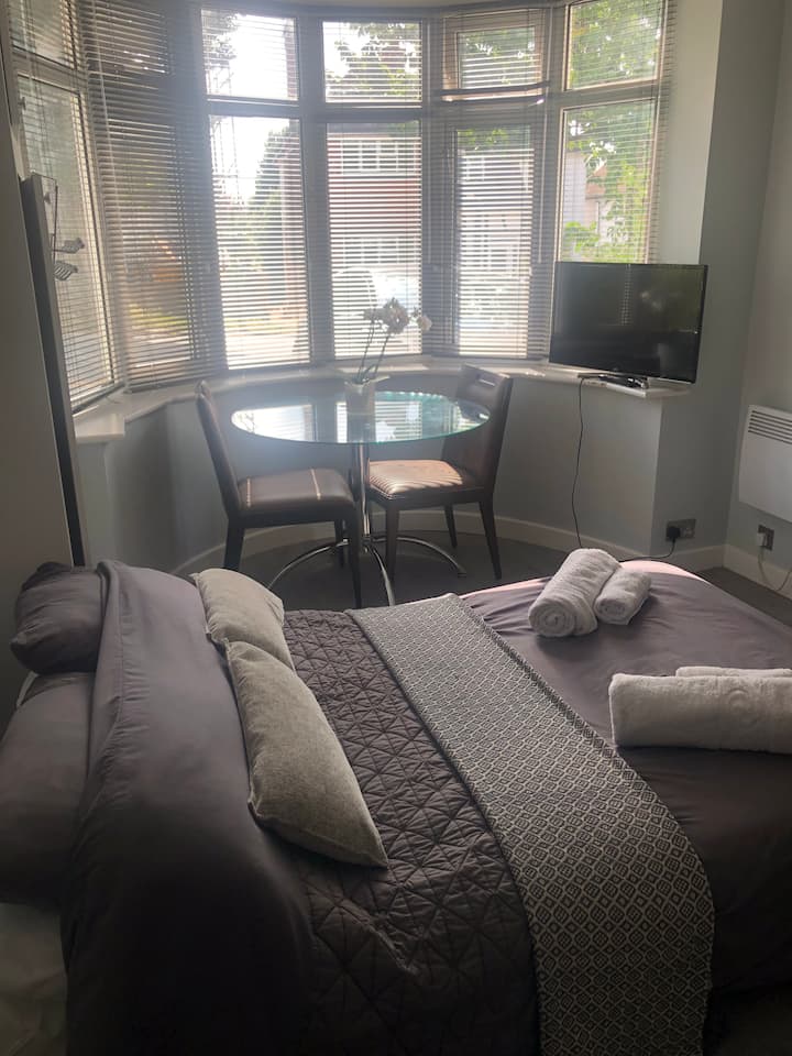 Superfast Wifi New Studio, Bathroom & Own Entrance - Hove