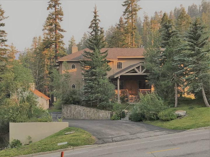 Spacious Canyon Lodge Home | Mammoth Moose W/ Hot Tub & Garage - Mammoth Mountain, CA