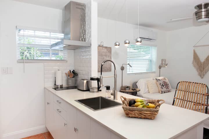 "Cozy & Beautiful Studio In The Heart Of Wpb" - West Palm Beach, FL