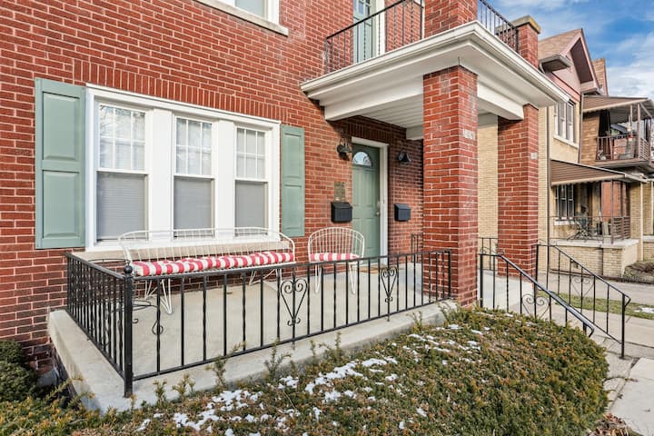 Fun, Fab & Connected Dwtn Ferndale Flat - Royal Oak, MI