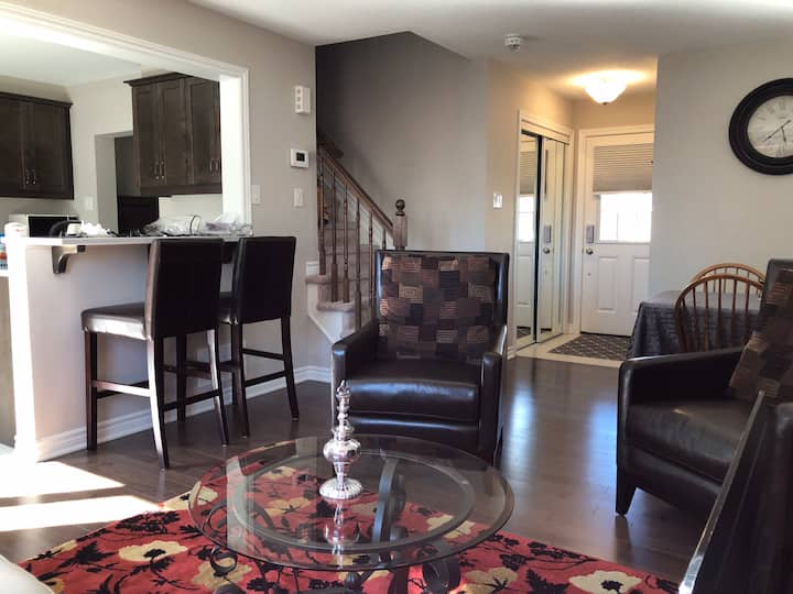 3 Bedroom West End Town Home Close To Ctc - Kanata