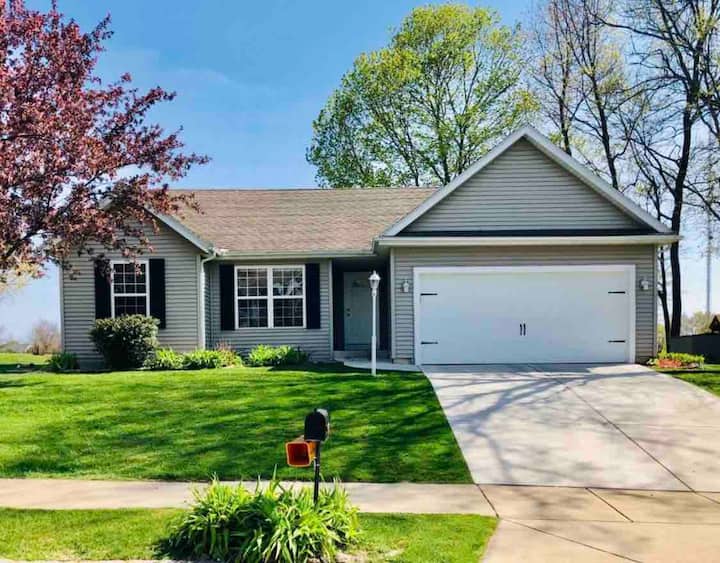 Charming House Near Notre Dame - Mishawaka, IN
