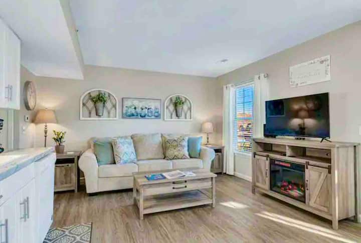 Modern Farmhouse Lakefront Getaway, No Stairs - Branson, MO