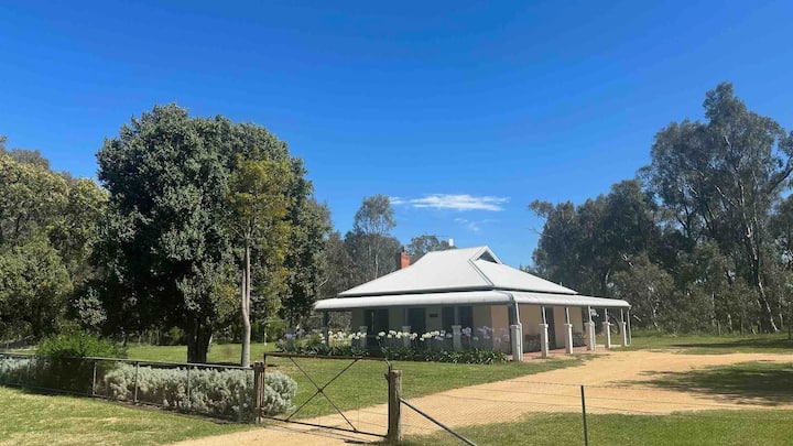 Avalon Farmstay. Quiet Cottage On Working Farm - The Rock