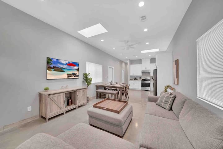 Lux Traveler's Dream Disney Home 10ft Ceiling - Costa Mesa, CA