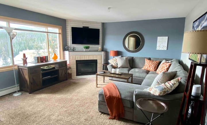 Delightful 2 Bd/2 Ba: King Bed/wifi/views/hot Tub - Silverthorne, CO