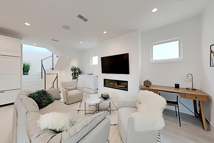 Elegant Coastal Retreat Close To Beach And Bay - Newport Beach, CA