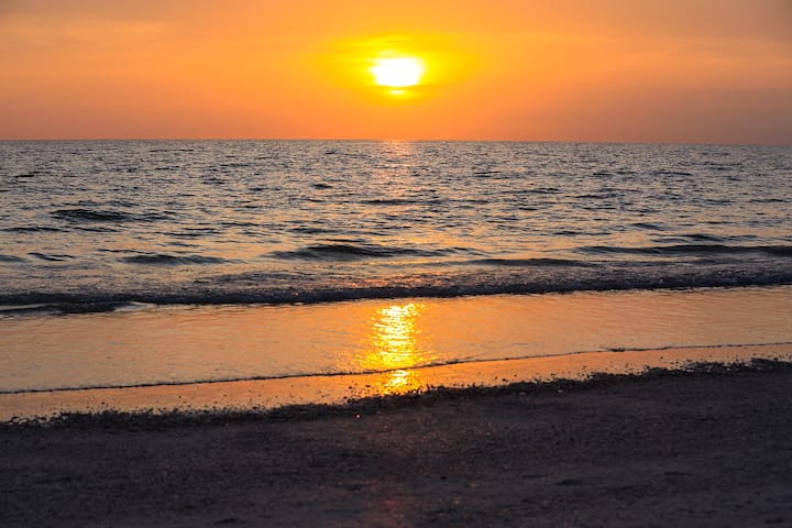 Waterfront Marco Island Top Floor End Unit Condo - Marco Island, FL