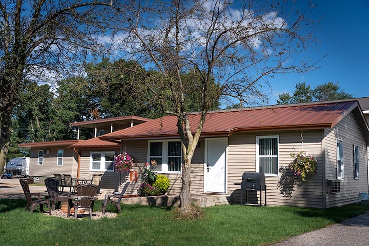 Lagoon Lodge - Wisconsin Dells, WI