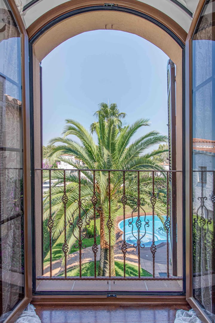 Milenial Immo | Exclusiva Villa Al Canal Y Piscina - Empuriabrava