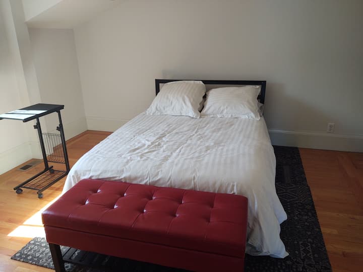 Comfy Shared Space W/ Lots Of Extras (Room 2 Of 2) - Oakland, CA
