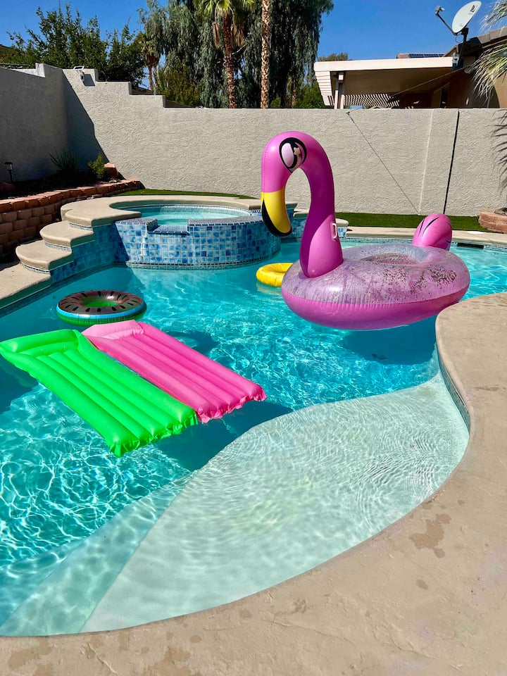 Beautiful Pool House 10 Mins Strip! Outdoor Oasis! - 拉斯維加斯, NV