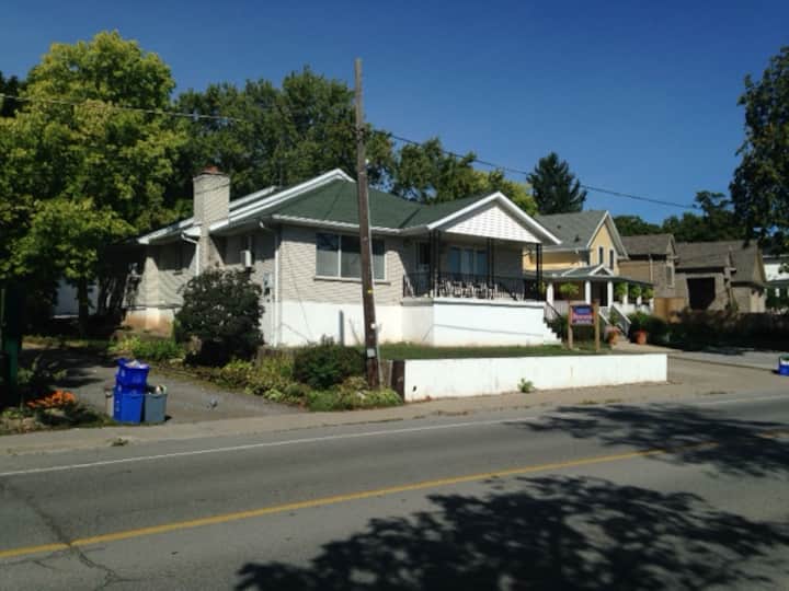 Niagara Falls Cottage Rental - Craig House - Niagara Falls