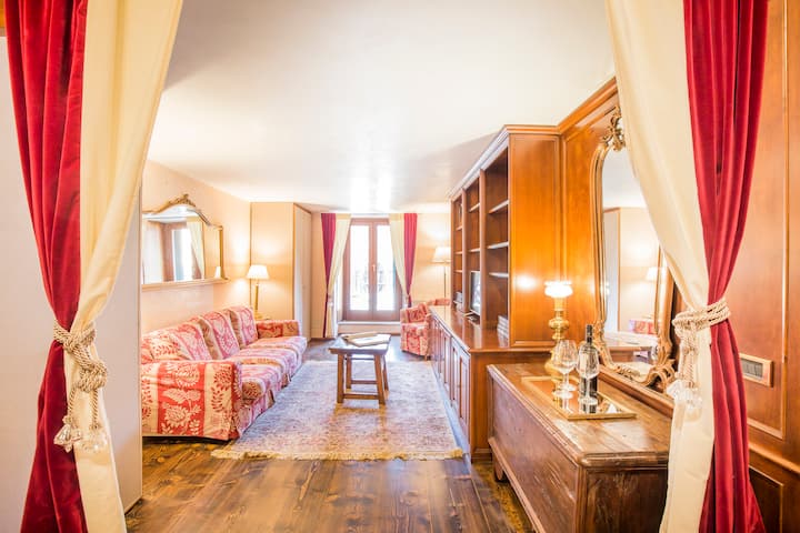 Luxury Split Level Suite With Balcony Overlooking Piazza Erbe - Lake Garda