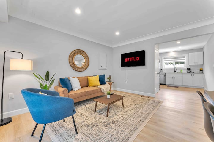 Polished 3 Bed/ 1 Bath Luxe Suite On The Mountain - Hamilton