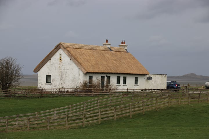 Modern Thatched Cottage - Sleeps 4 - Sligo