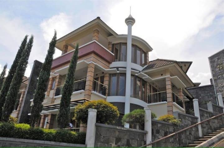 Villa Dilah Cisitu Indah Sharia 7br - Bandung