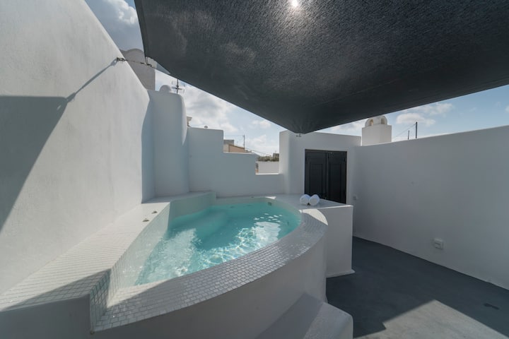 Chay Luxury Cave - Santorini