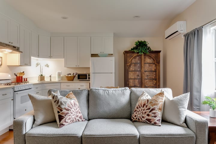 1 Bdrm Guest Unit. 600 Sf With Weekly Maid Service - Los Angeles, CA
