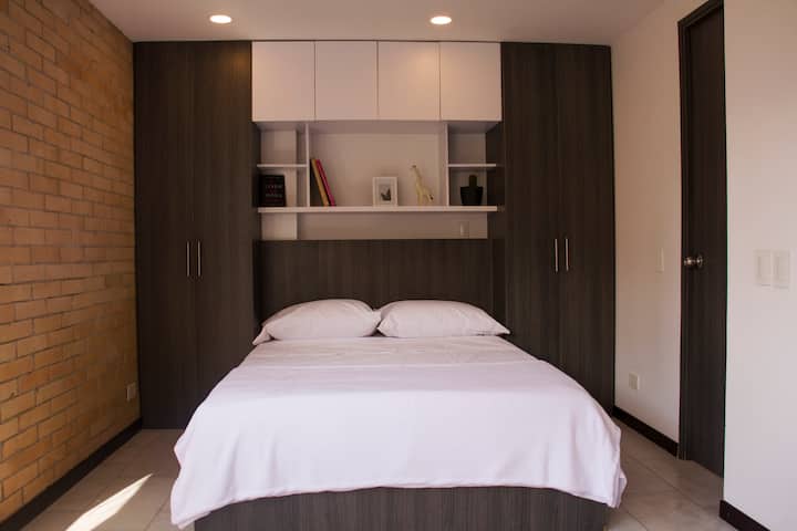 Loft W/ Beautiful View And Great Location: Poblado - Medellín