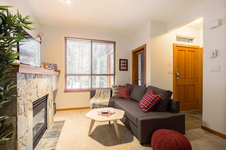 Cozy Whistler Village Reindeer Retreat Studio - Whistler