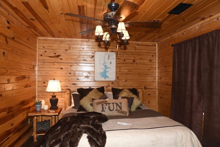 This Charming Authentic Log Cabin Has 2 Bedrooms, - Broken Bow, OK