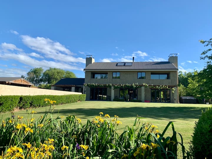 5 Bedroom Mediterranean Home With Pool & Spa! - Woodend