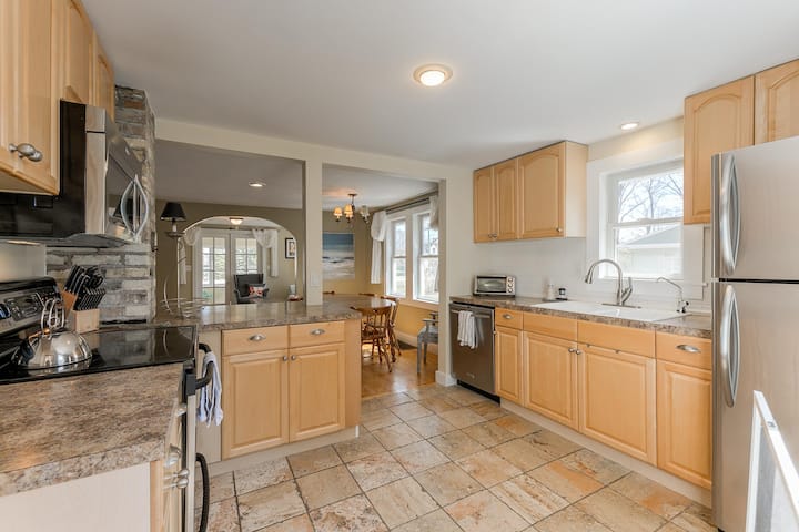 Walk To The Bay + Cedar Lake | Traverse City House - Traverse City
