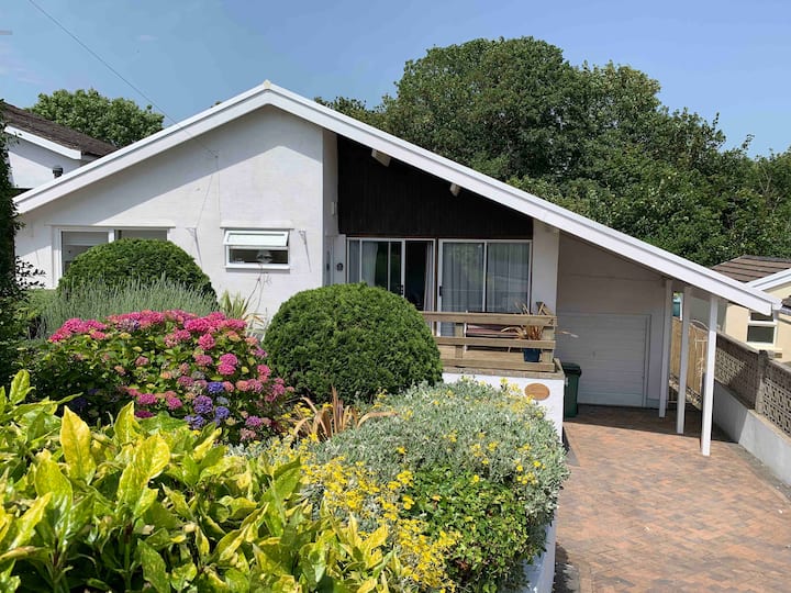 A Family Retreat With Private Garden/parking - Tenby