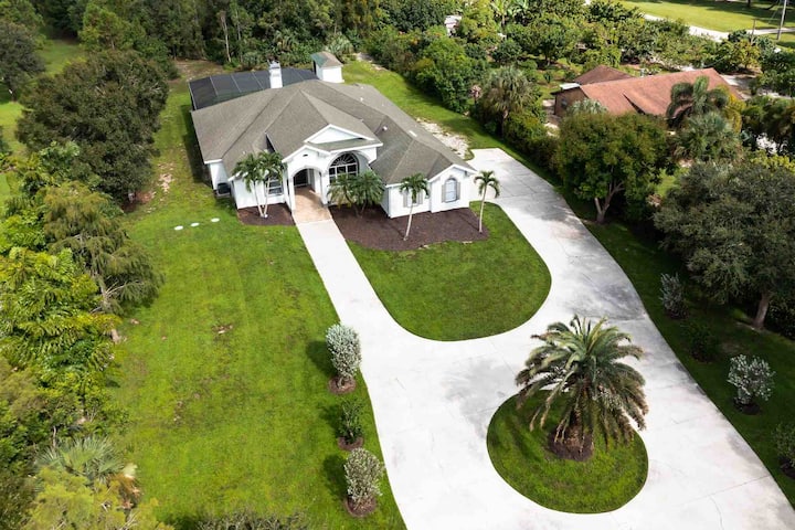 Luxury Home, Close To The Beach And Enclosed Pool. - Naples, FL