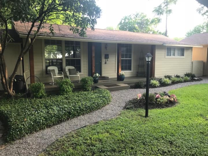 Arlington Cottage - Quaint, Detached & Private - Arlington, TX
