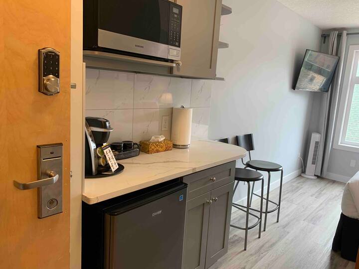 Small Cozy Hotel Rm Rockies View 1br+ba Ug Parking - Canmore