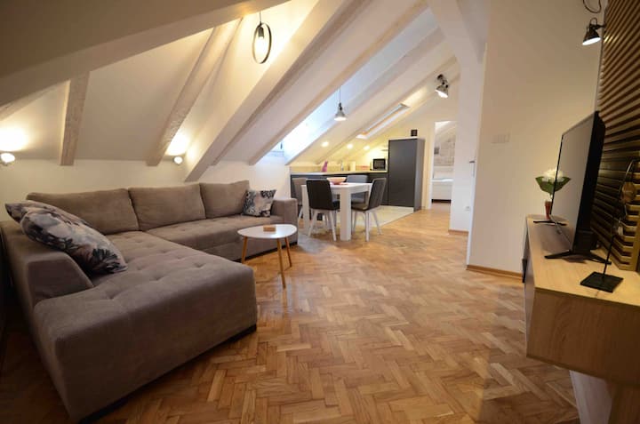 “Corner” Old Town Attic Apartment With Square View - Kotor
