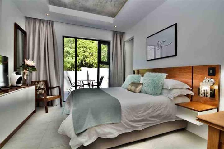 Contemporary Suite With Beautiful Mountain Views - Camps Bay