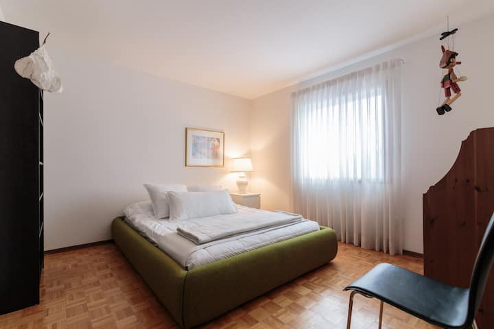 Queen Size Bed In A Nice Size Broom - Longueuil